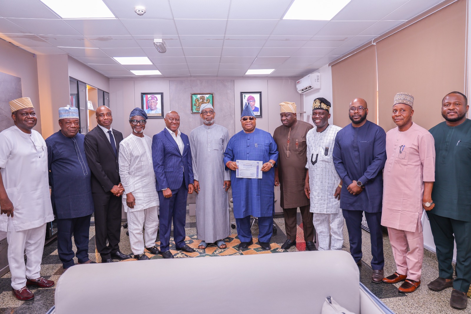 ALAKÉ RESOLVES OSUN/SEGILOLA RIFT IN PARLEY WITH GOV. ADELEKE AND ...